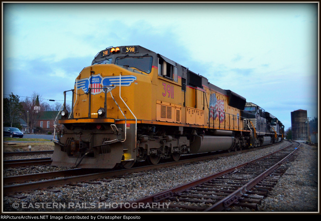 UP SD70M 3911 leads 135